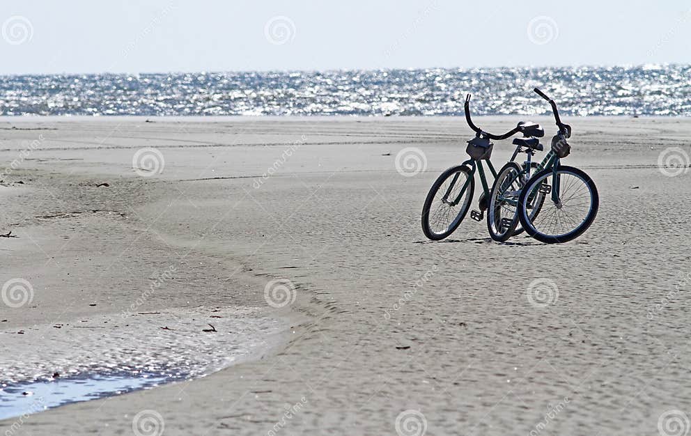 Fietsen op het Strand stock foto. Image of zand, branding - 35056868