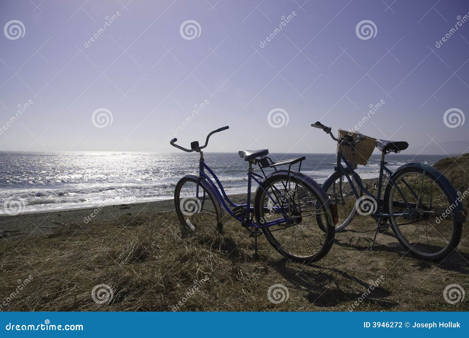 Fietsen op het strand stock foto. Image of paar, levensstijl - 3946272