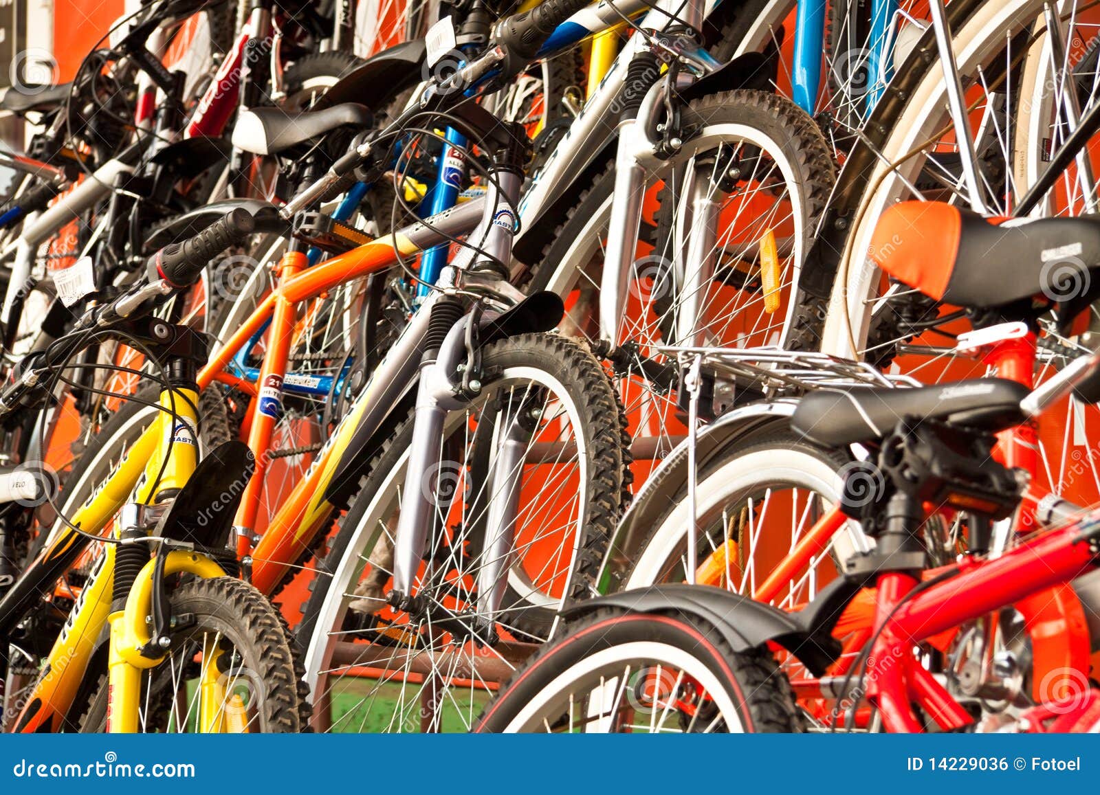 Fietsen voor verkoop. stock foto. Image of ruiter, fiets - 14229036