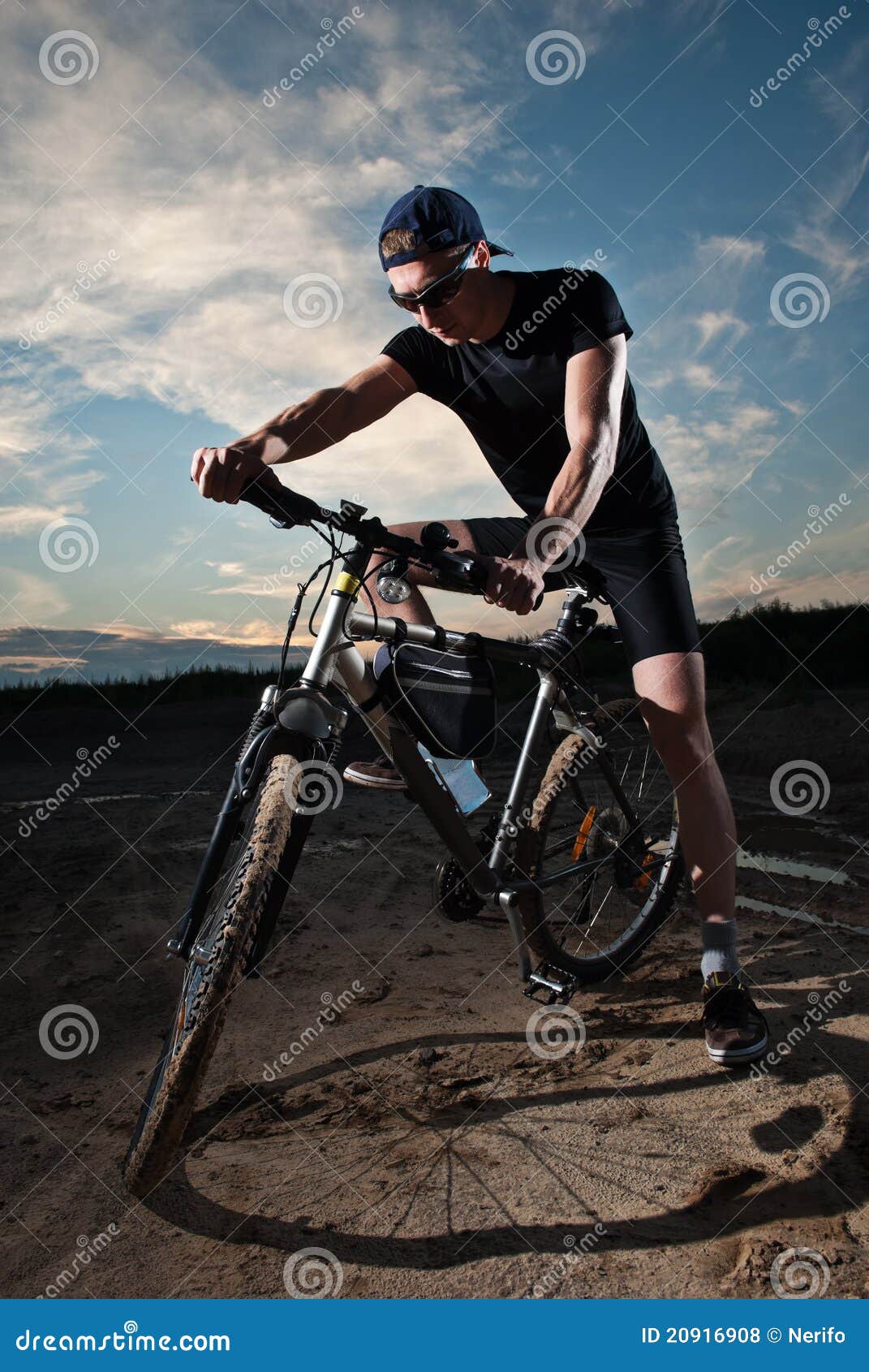 Fietser stock foto. Image of openlucht, fietser, actief - 20916908