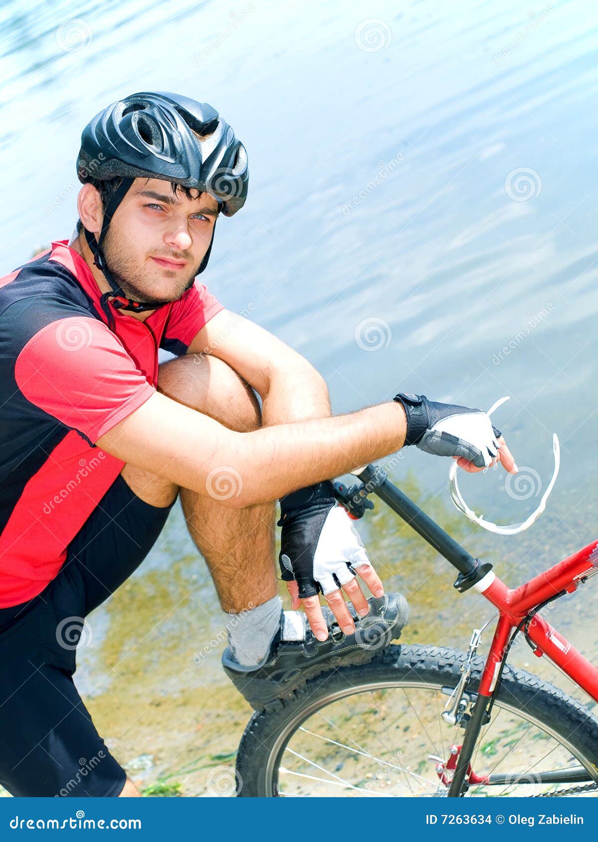 Fietser stock foto. Image of zonnebril, mannetje, openlucht - 7263634