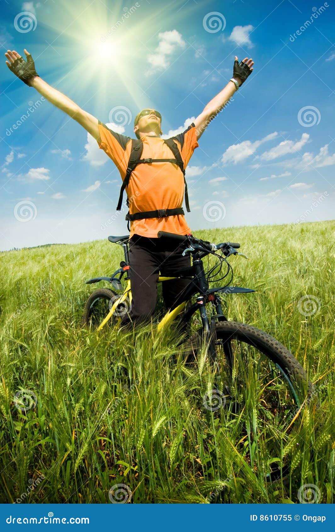 Fietser stock afbeelding. Image of hemel, reizen, reis - 8610755