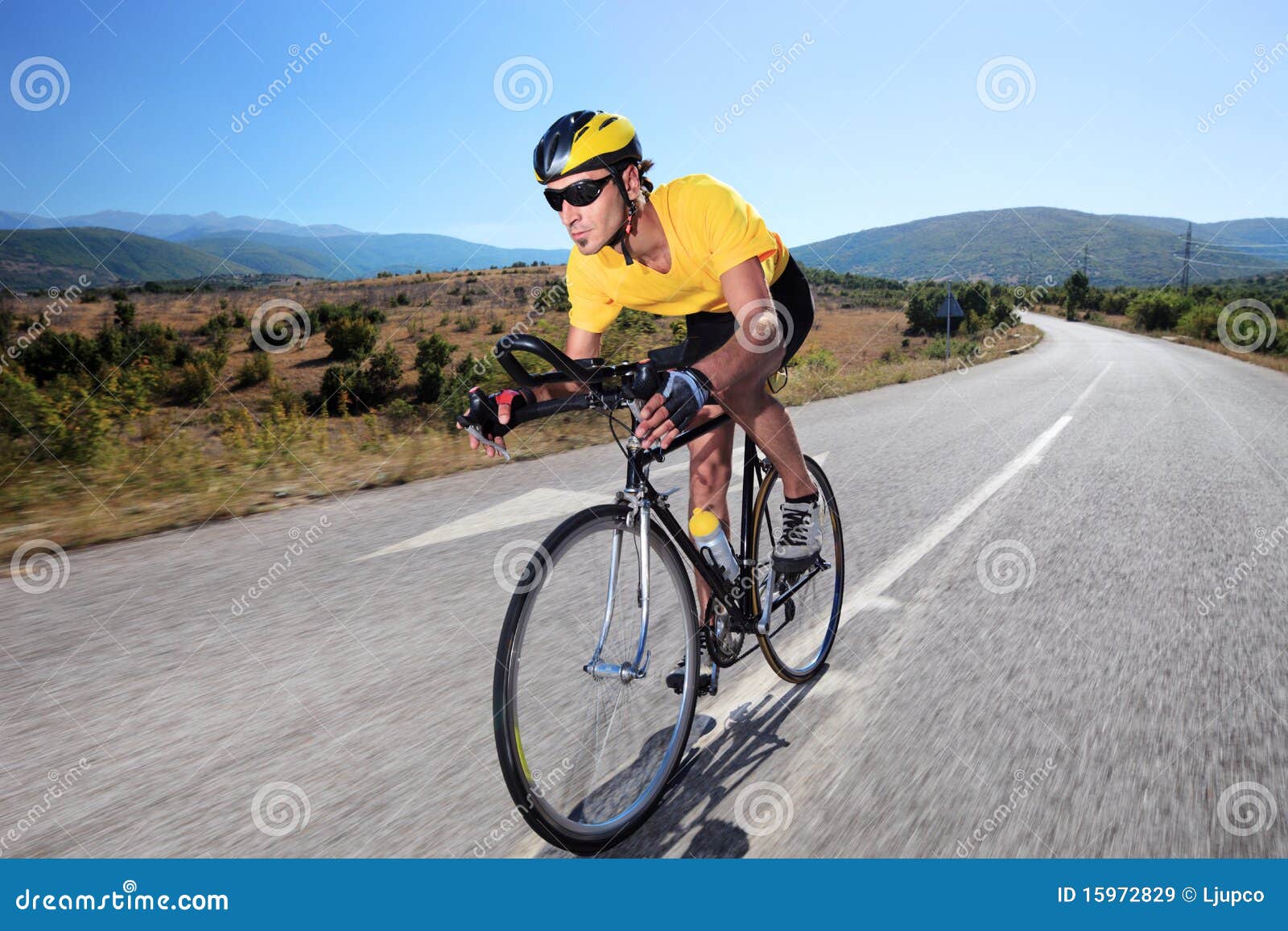 Fietser Die Een Fiets Berijdt Stock Afbeelding - Image of rijden, helm ...