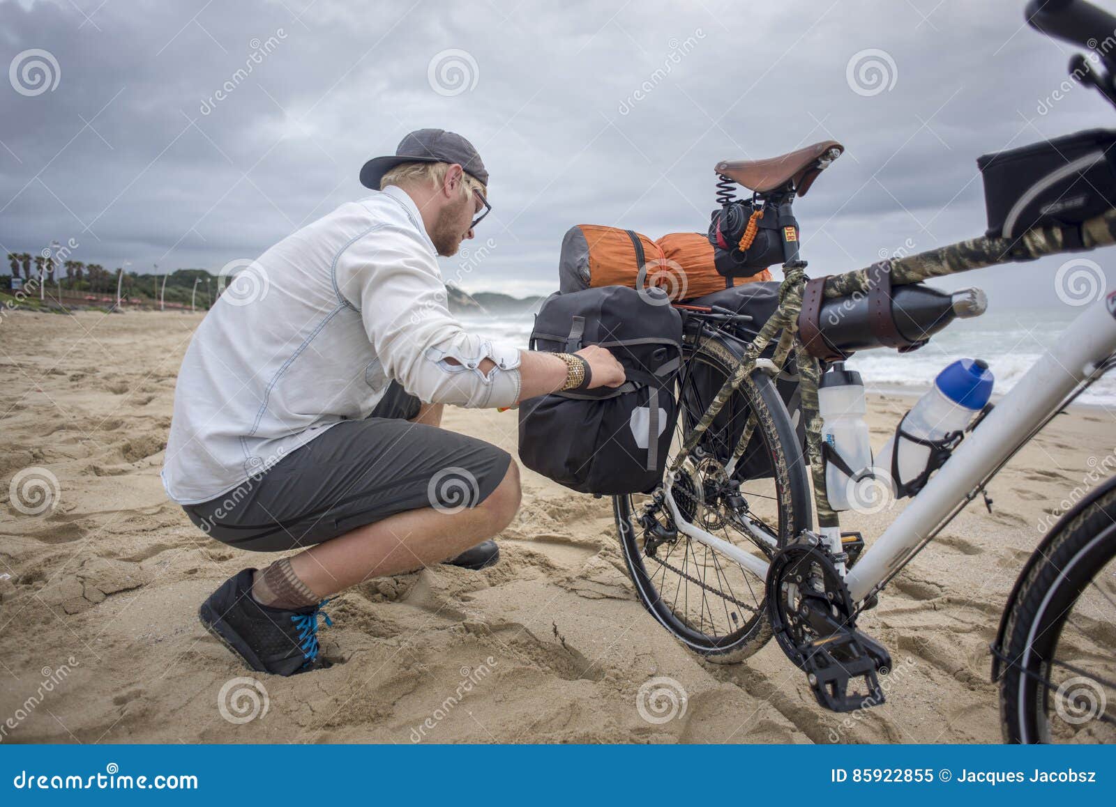 Fietser Die Fiets Voorbereiden Stock Afbeelding - Image of geladen ...