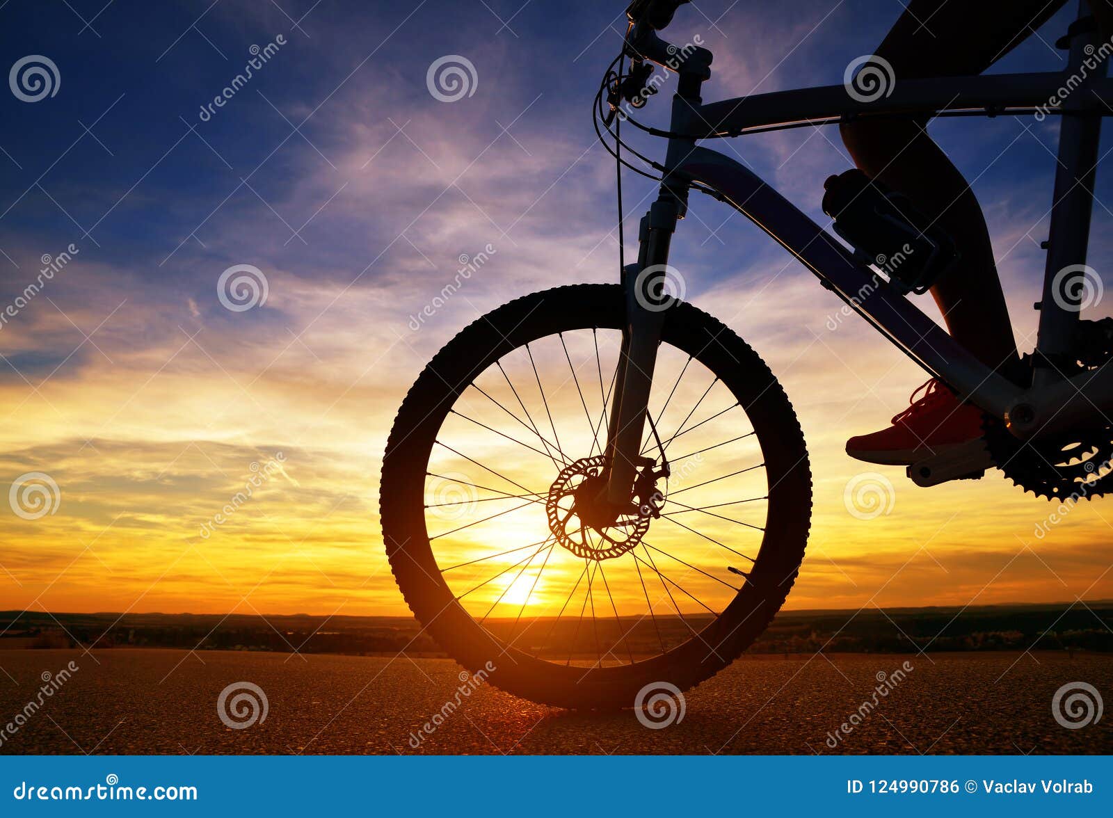 Fietser Op Een Fiets in De Zonsondergang Stock Foto - Image of ...