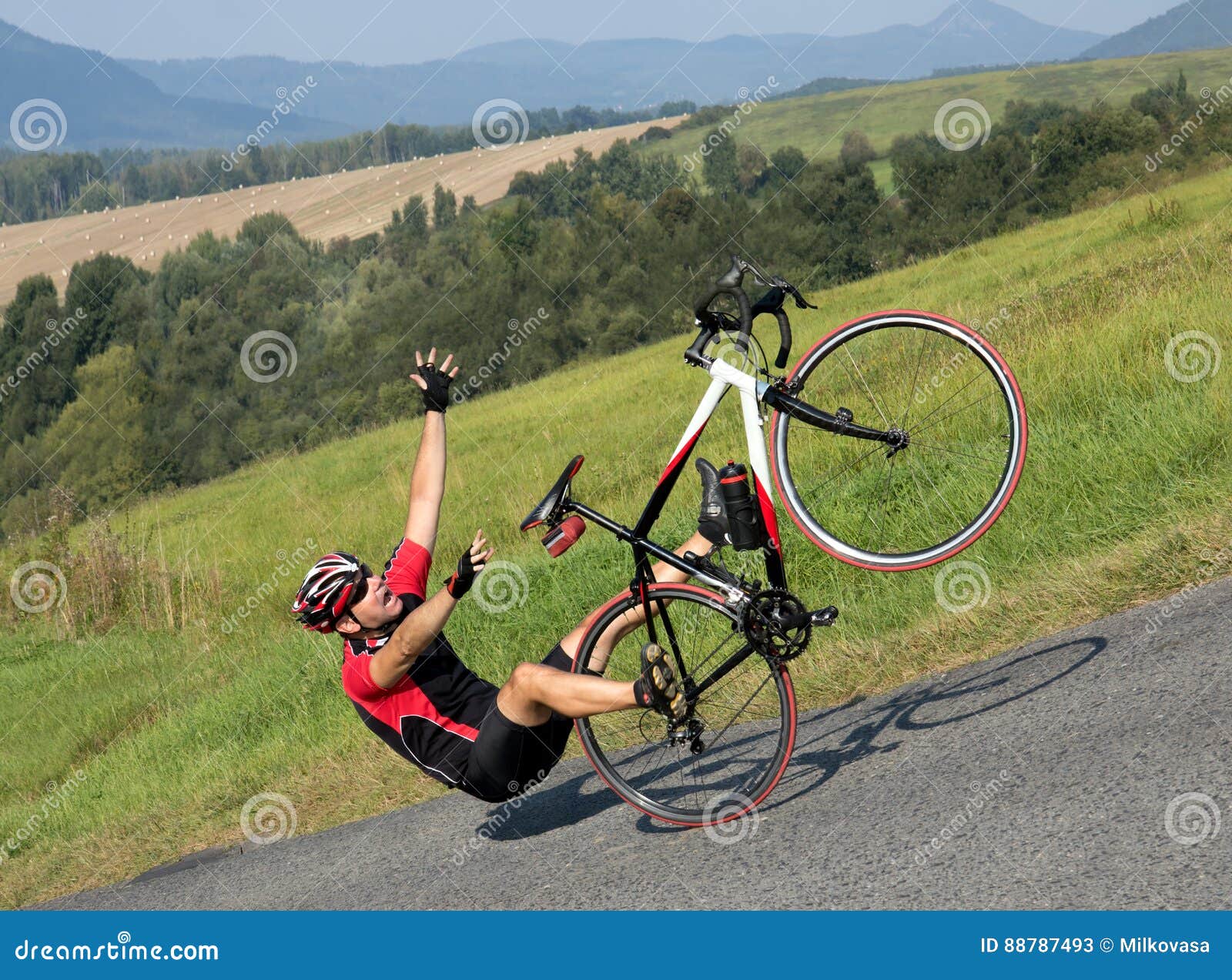 Fietserdalingen Van De Fiets Op Een Steile Helling Stock Afbeelding ...