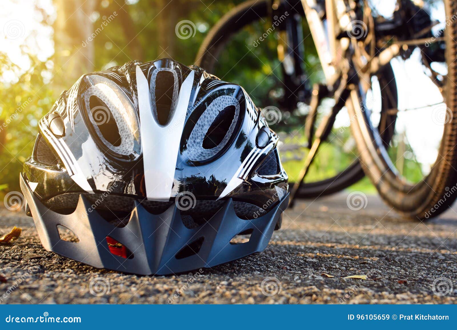 Fietshelm En Fiets Op De Straat Stock Afbeelding - Image of cyclus ...