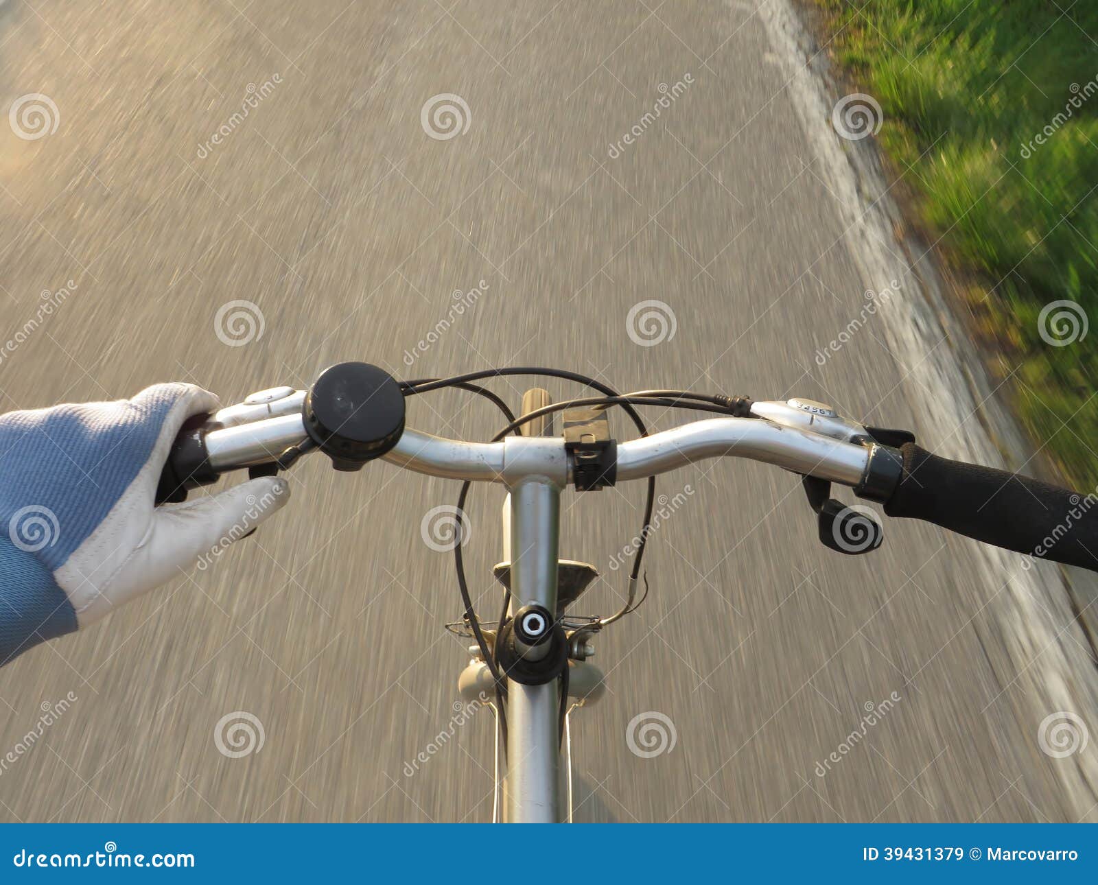 Fietsstuur stock afbeelding. Image of vervagen, openlucht - 39431379
