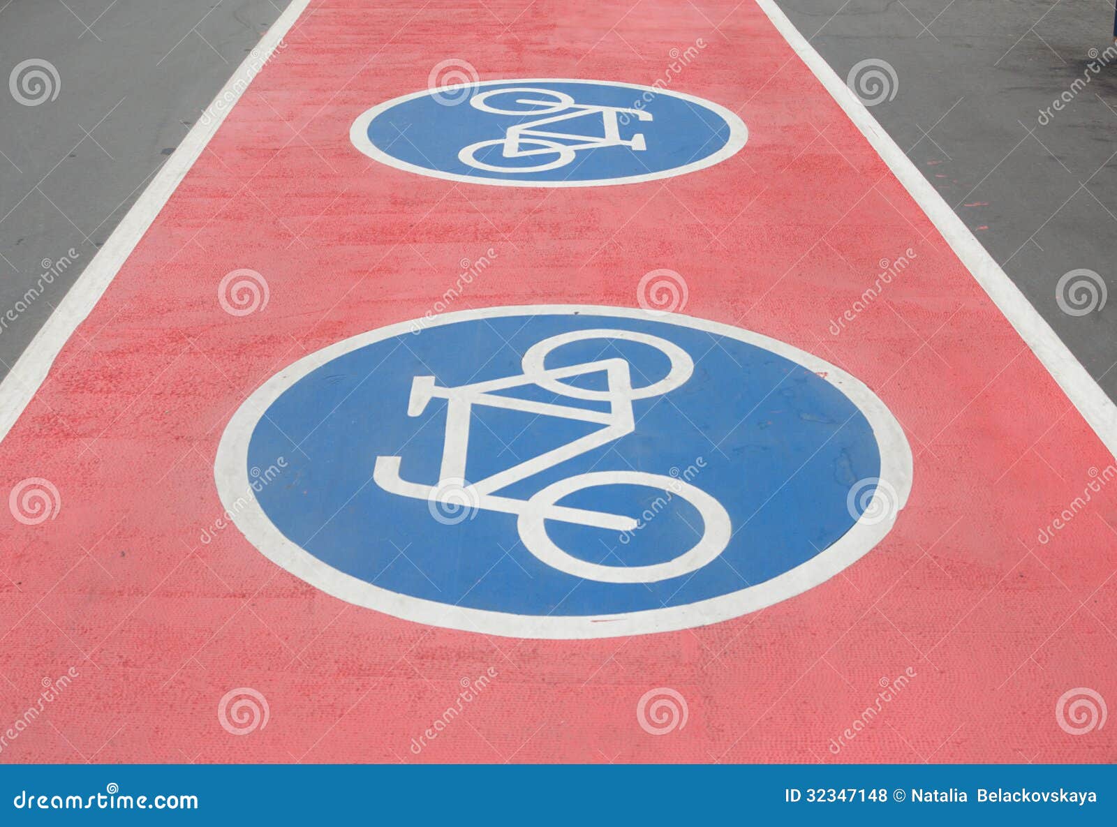 Fietsteken Op Het Rode Fietspad Stock Foto - Image of huis, kind: 32347148