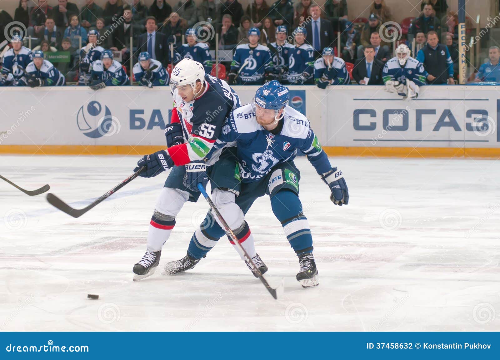 Fights for the puck editorial photography. Image of competition - 37458632