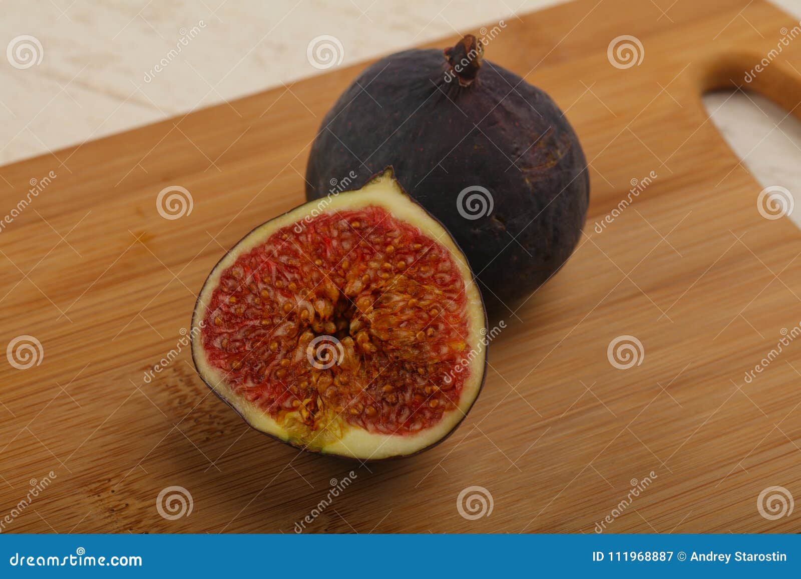 Figos imagem de stock. Imagem de fatia, tabela, tropical - 111968887