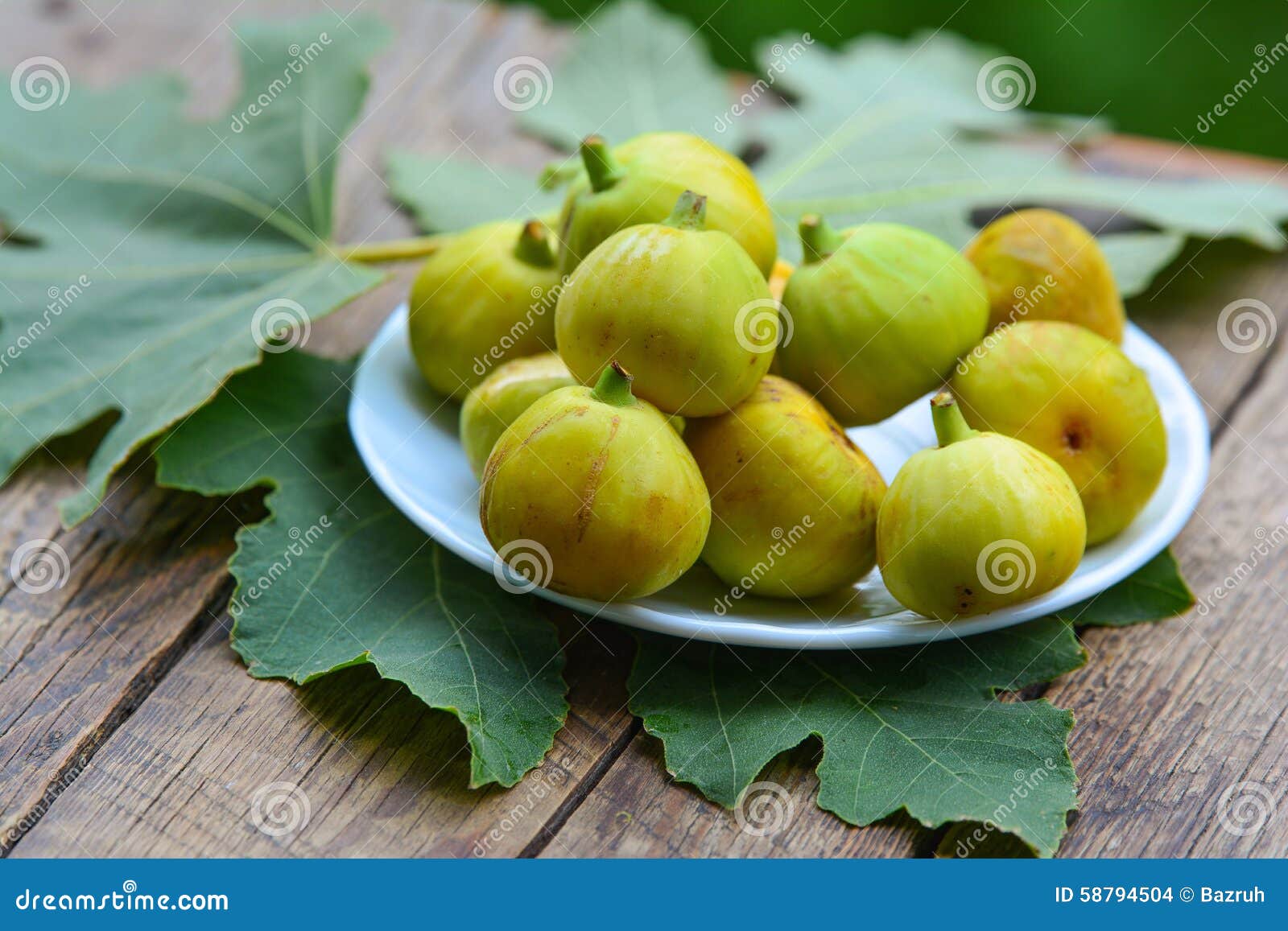 Figos amarelos maduros foto de stock. Imagem de verde - 58794504