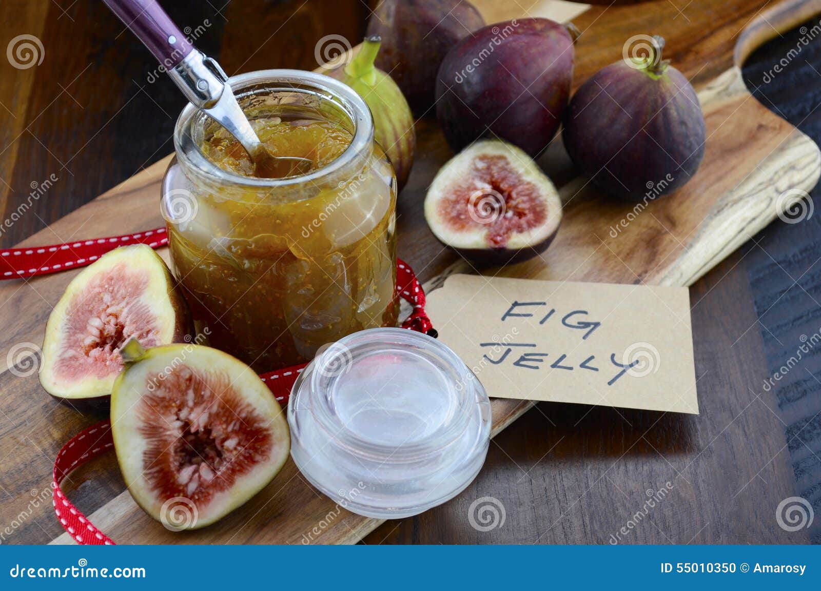 Figos E Conserva Frescos Na Tabela De Madeira Foto de Stock - Imagem de ...