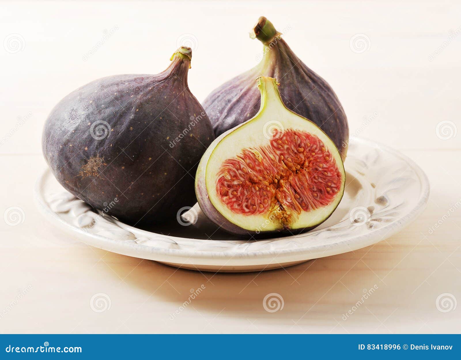 Figs in a Plate on Wooden Background Stock Photo - Image of seeds, figs ...