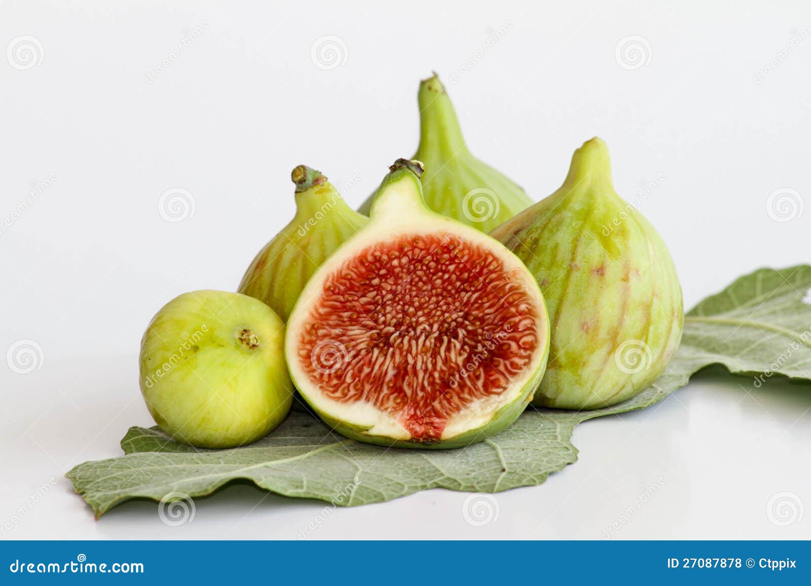 Figues Vertes Sur La Lame De Figue Photo stock - Image du santé, lame ...