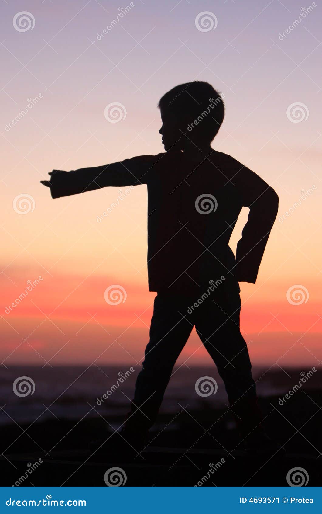 Figura de um rapaz pequeno imagem de stock. Imagem de infância - 4693571