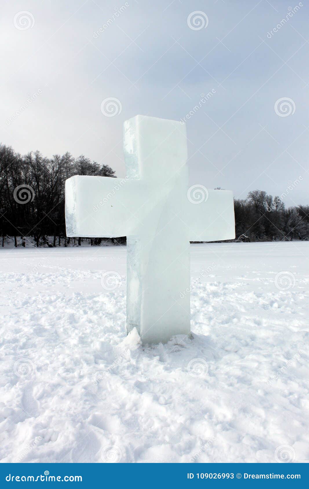 A figura do gelo, cruz imagem de stock. Imagem de fundo - 109026993