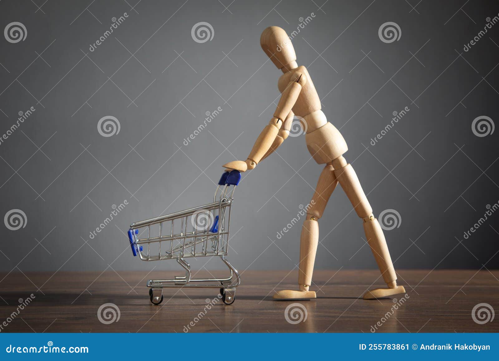 Figura Humana De Madeira Com Um Carrinho De Compras Imagem de Stock ...
