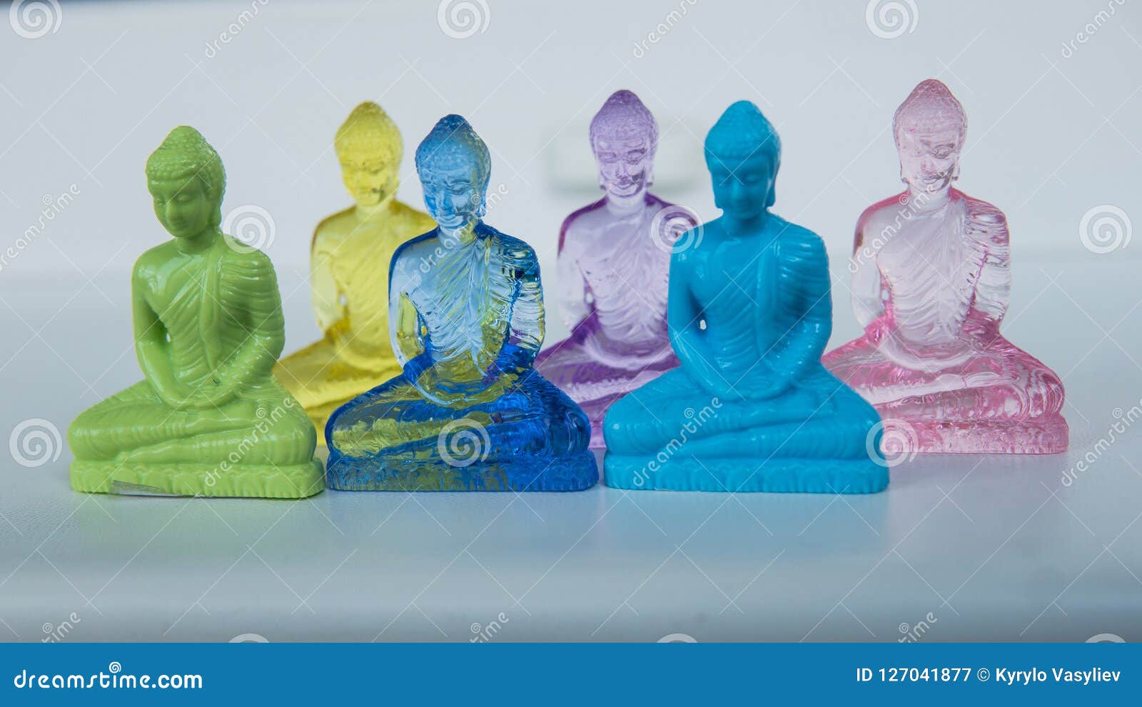 Figura Moderna Del Color De Un Primer De Buda Imagen de archivo ...