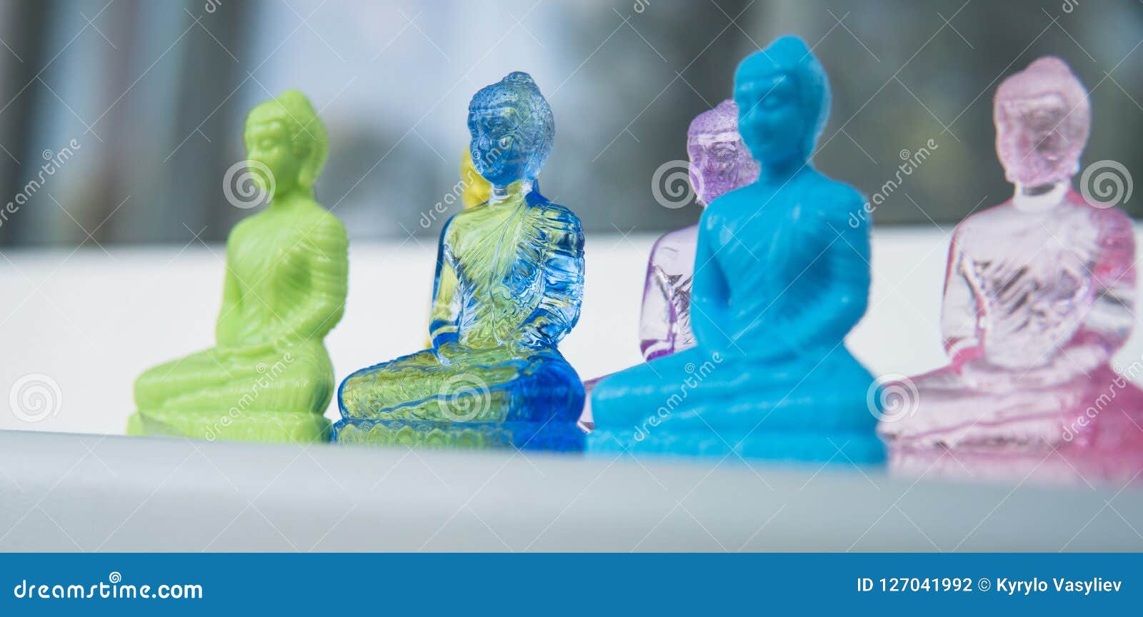 Figura Moderna Del Color De Un Primer De Buda Foto de archivo - Imagen ...