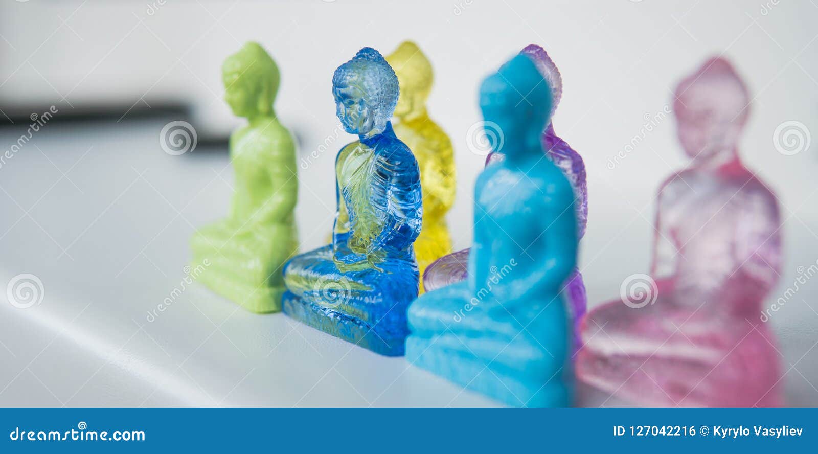 Figura Moderna Del Color De Un Primer De Buda Foto de archivo - Imagen ...