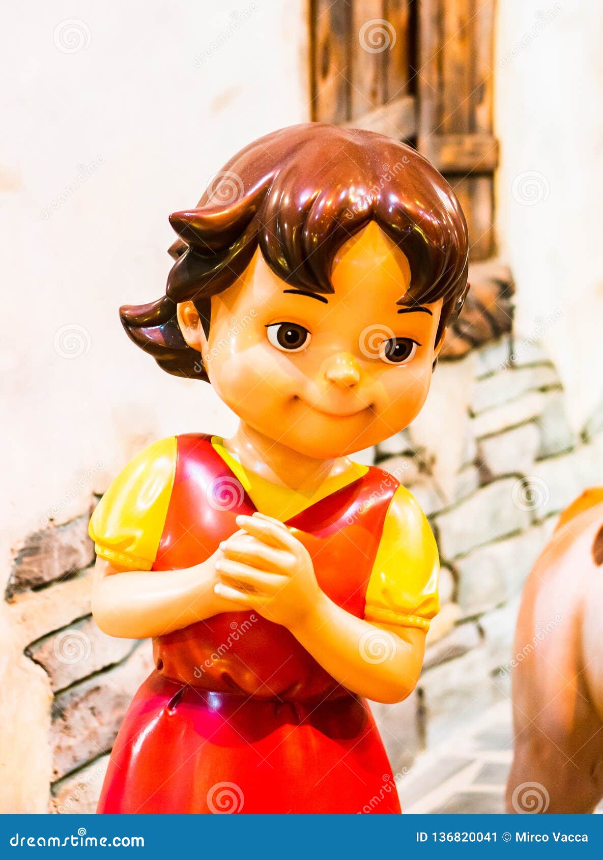 Figura y pared de Heidi foto editorial. Imagen de heidi - 136820041