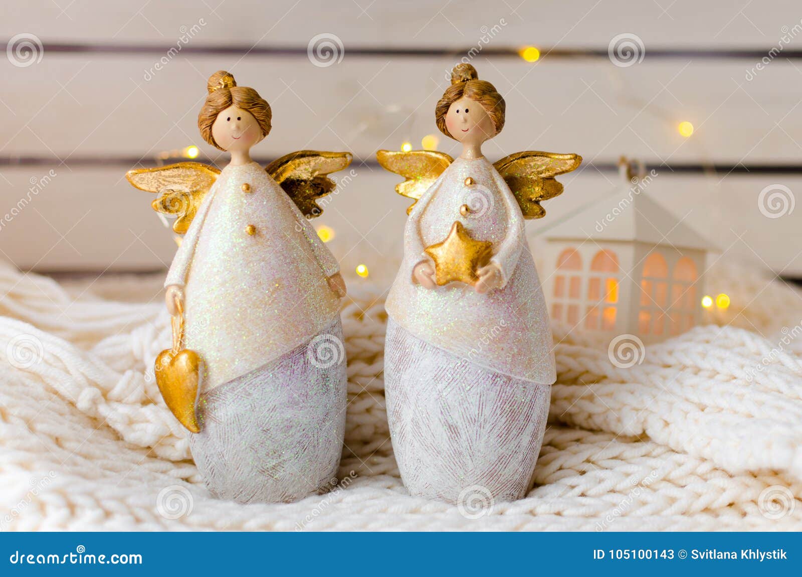 Figure Degli Angeli Ceramici Di Natale Immagine Stock - Immagine di ...