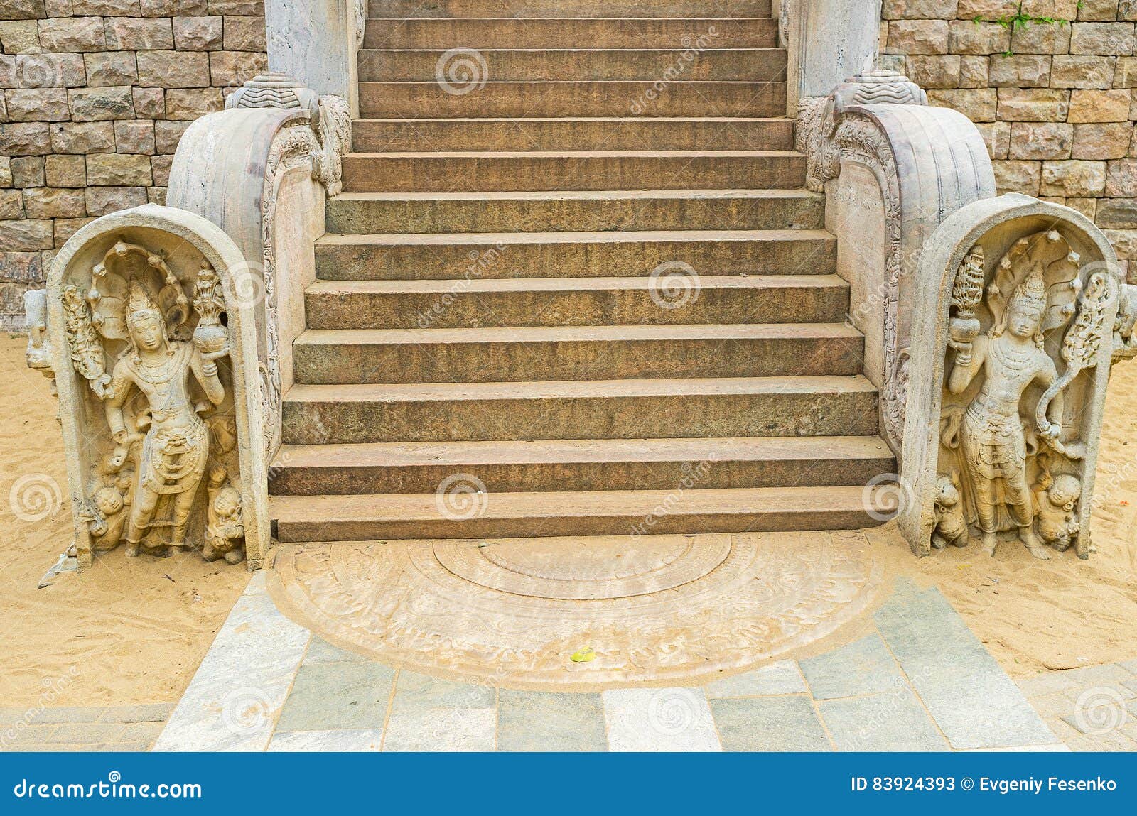 Figure del Naga-raja immagine stock. Immagine di lapide - 83924393