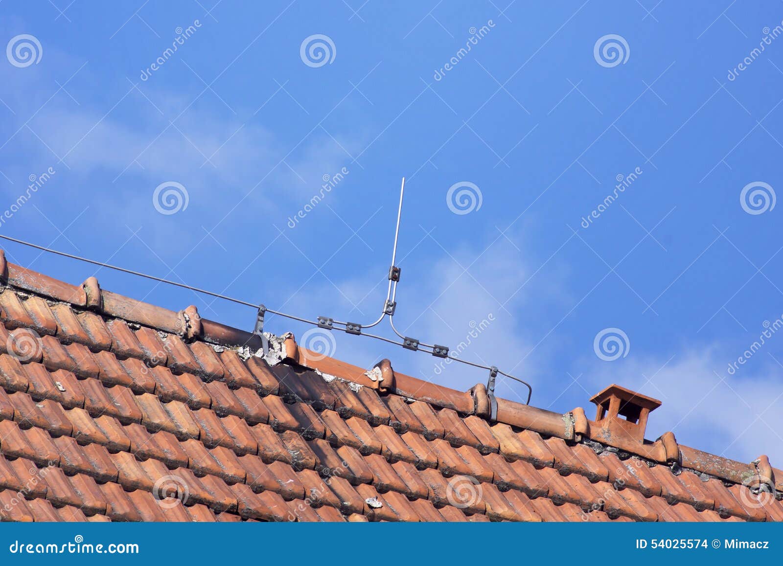 Fil De Paratonnerre Sur Le Toit Photo stock - Image du maison ...