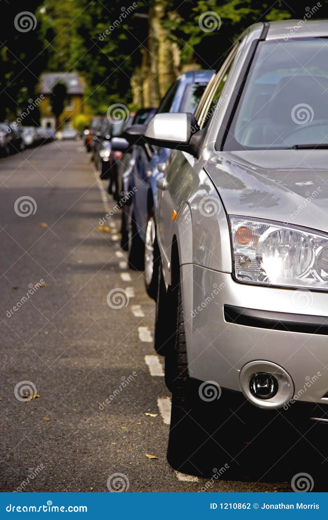 Fila de coches foto de archivo. Imagen de capo, estacionamiento - 1210862