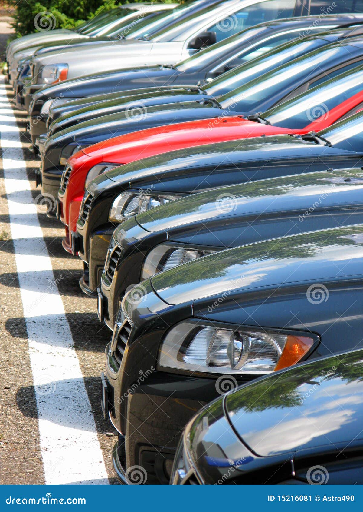 Fila de coches imagen de archivo. Imagen de cara, capucha - 15216081