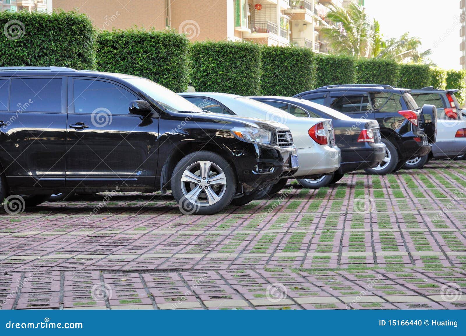 Fila De Estacionar De Los Coches Foto de archivo - Imagen de parque ...