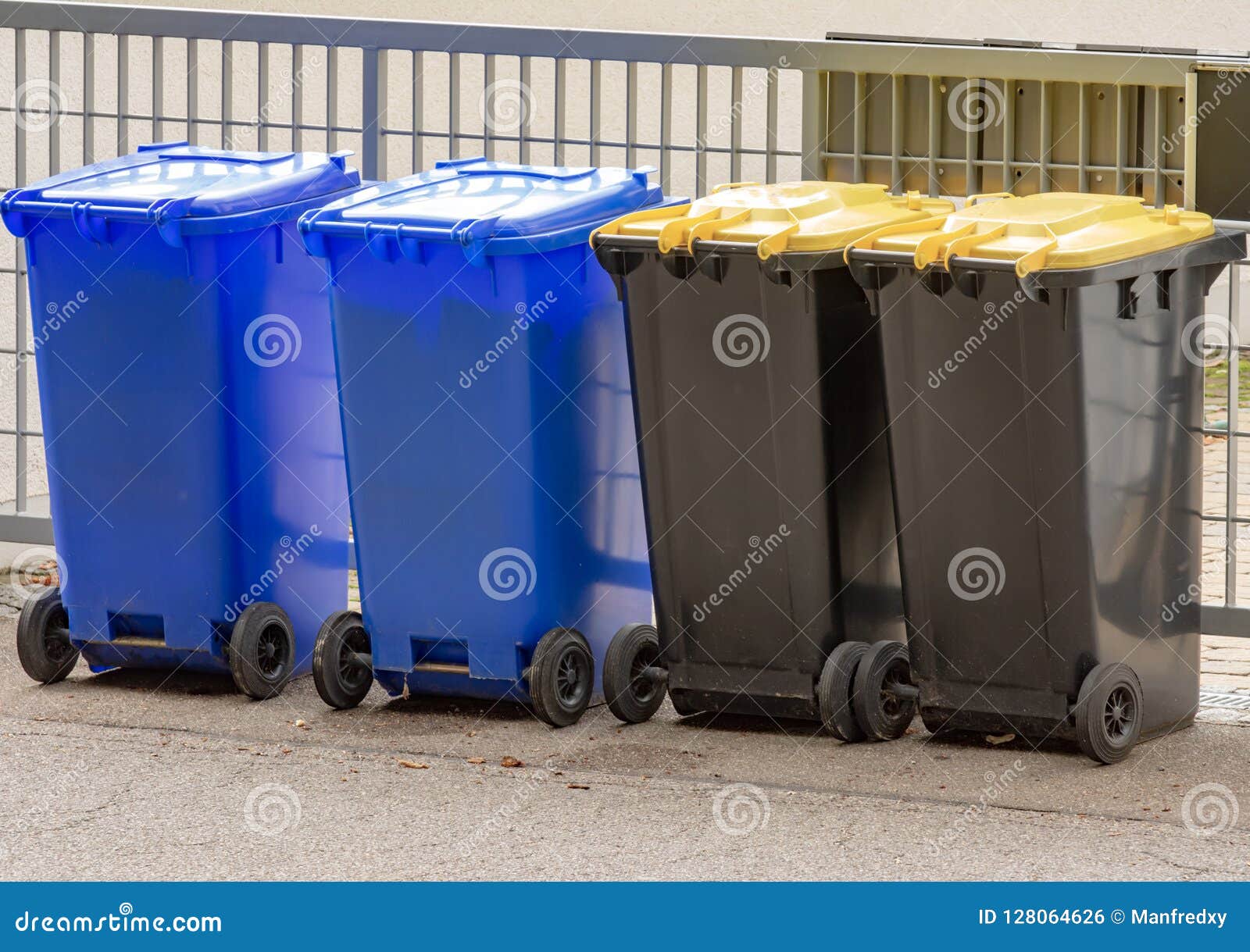 Fila De Las Latas De Basura Foto de archivo - Imagen de lata, cerca ...