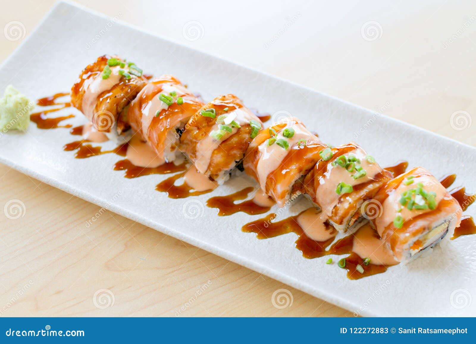 Fila Del Verano De Maki Sushi O Del Sushi Imagen de archivo - Imagen de ...