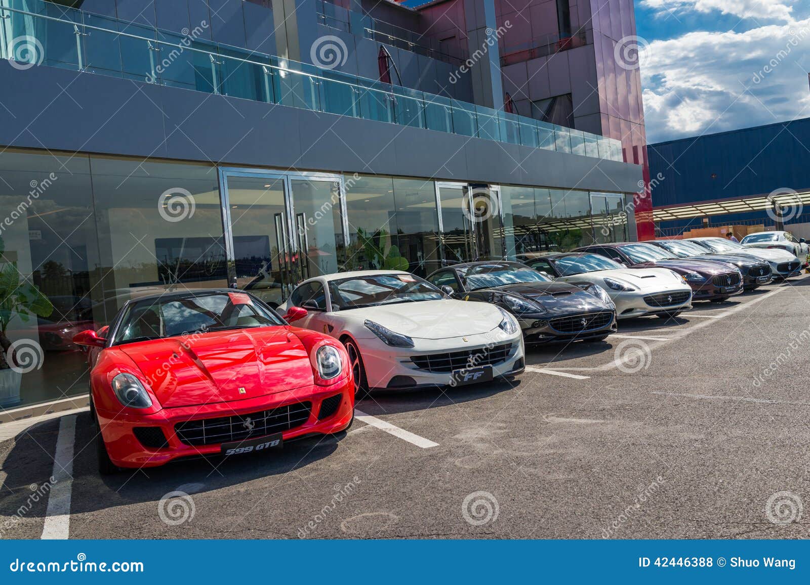 Fila Delle Automobili Di Ferrari Fotografia Stock Editoriale - Immagine ...