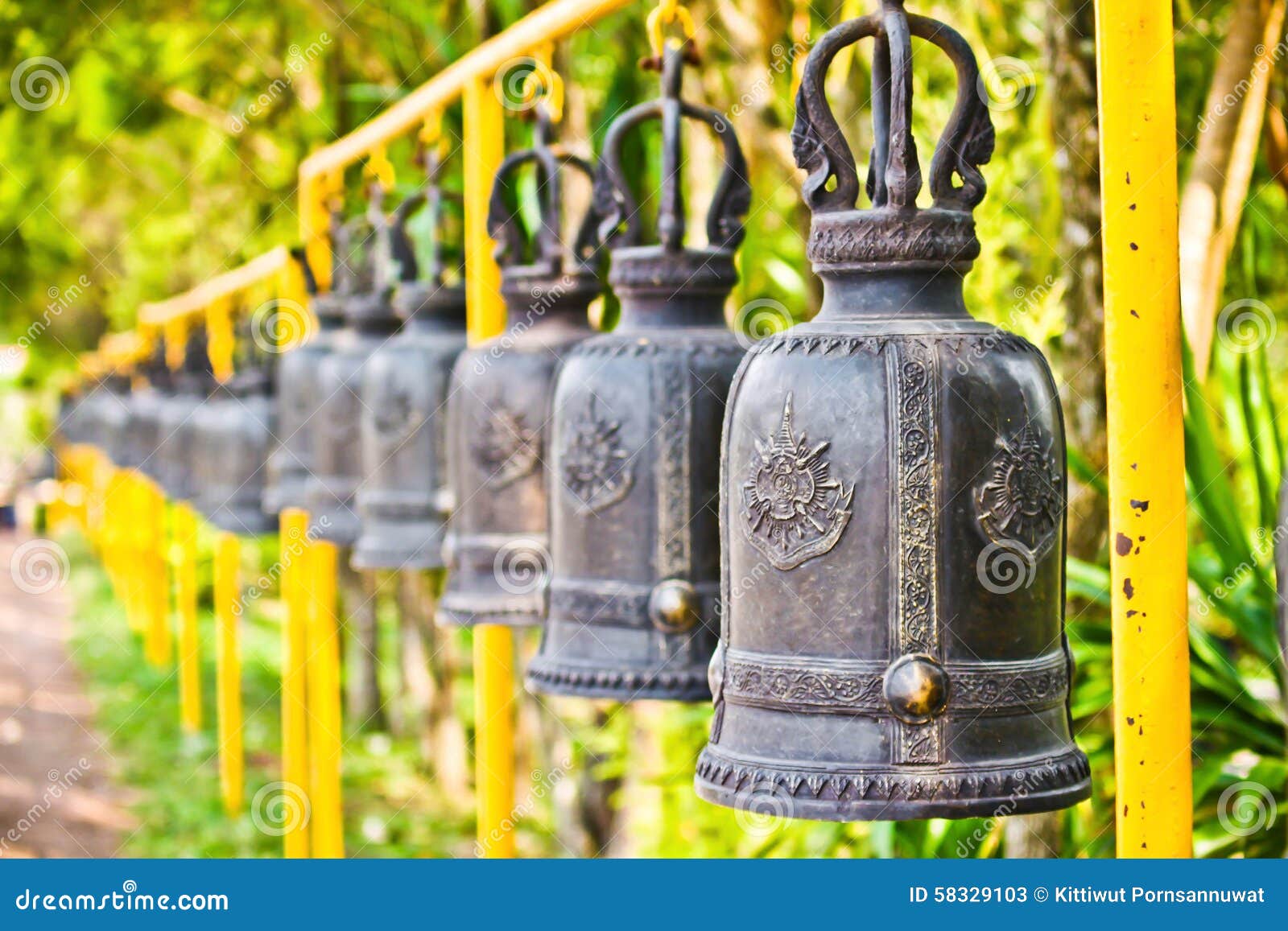 Fila di Belhi tailandesi immagine stock. Immagine di flange - 58329103