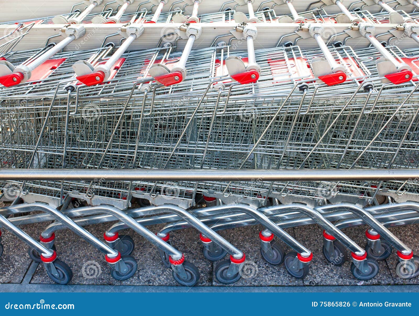 Filas De Carros De La Compra Foto de archivo - Imagen de hierro, fila ...