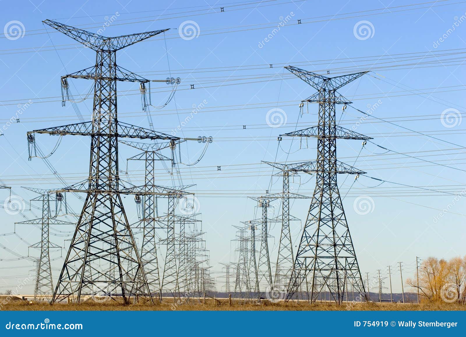 Filas De Torres Eléctricas Imágenes de archivo libres de regalías ...