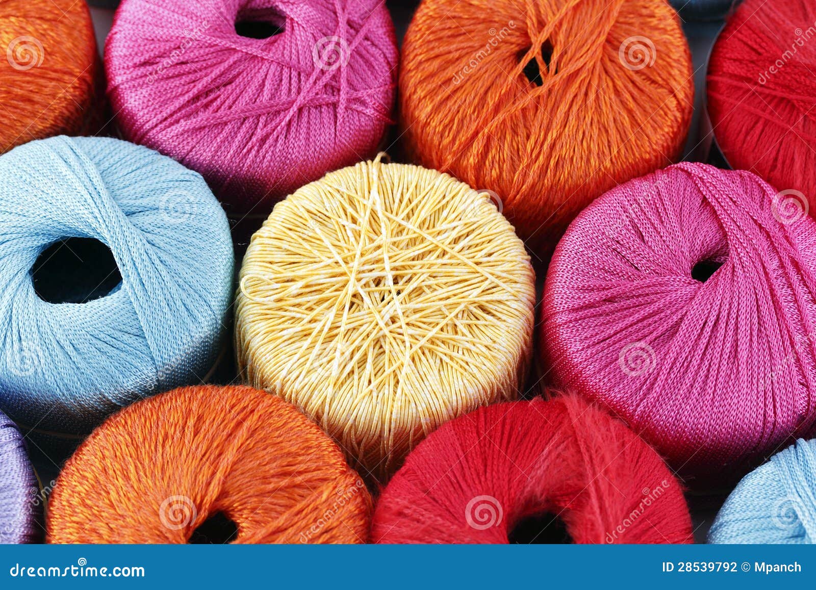 Filati cucirini fotografia stock. Immagine di cucito - 28539792