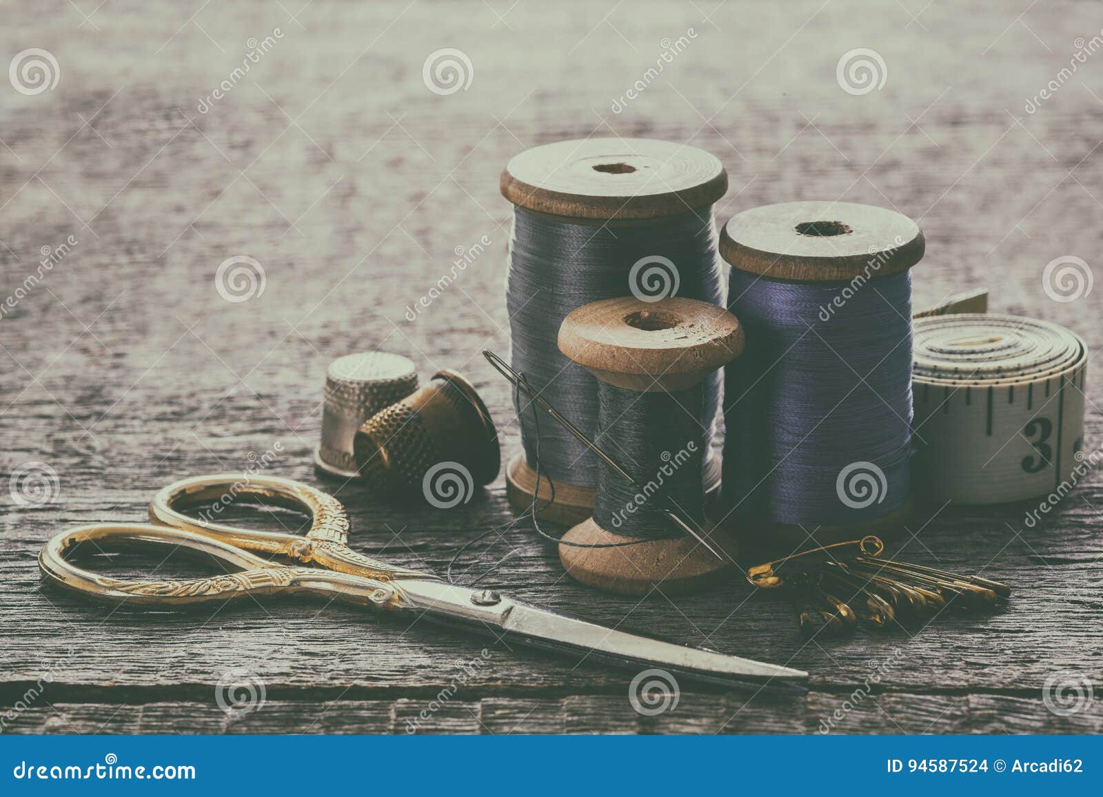 Filati cucirini, bobine fotografia stock. Immagine di handmade - 94587524