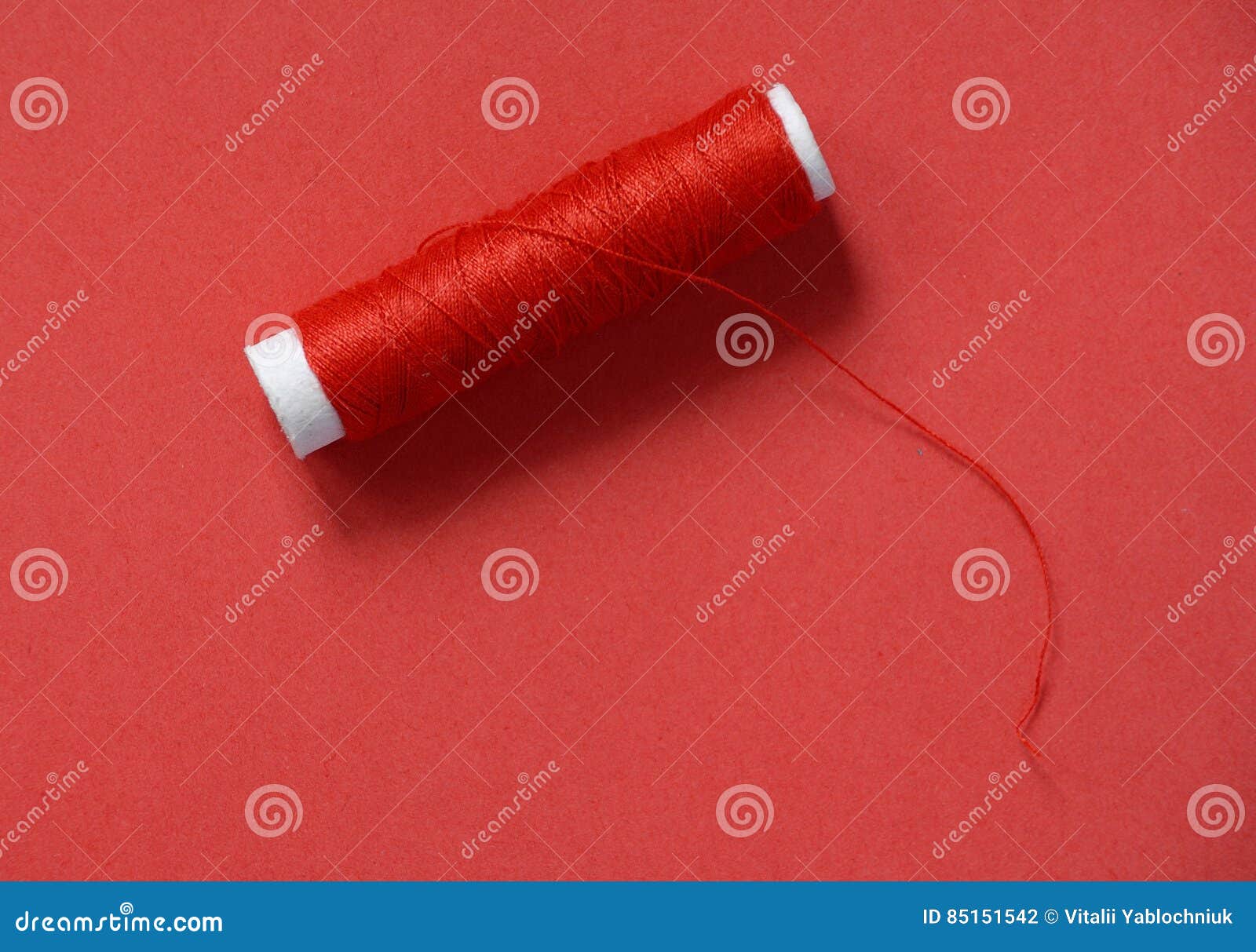 Filato rosso della matassa fotografia stock. Immagine di housework ...