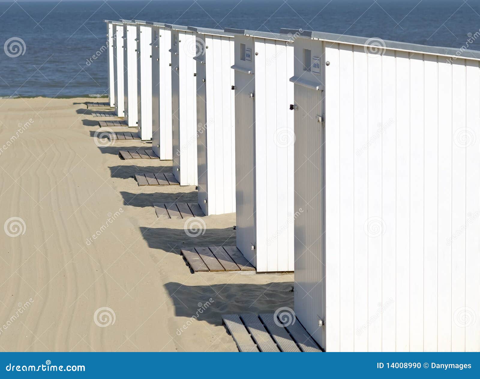 Fileira Das Cabanas Brancas Da Praia Foto de Stock - Imagem de norte ... Fileira Das Cabanas Brancas Da Praia Foto de Stock - Imagem de norte ...