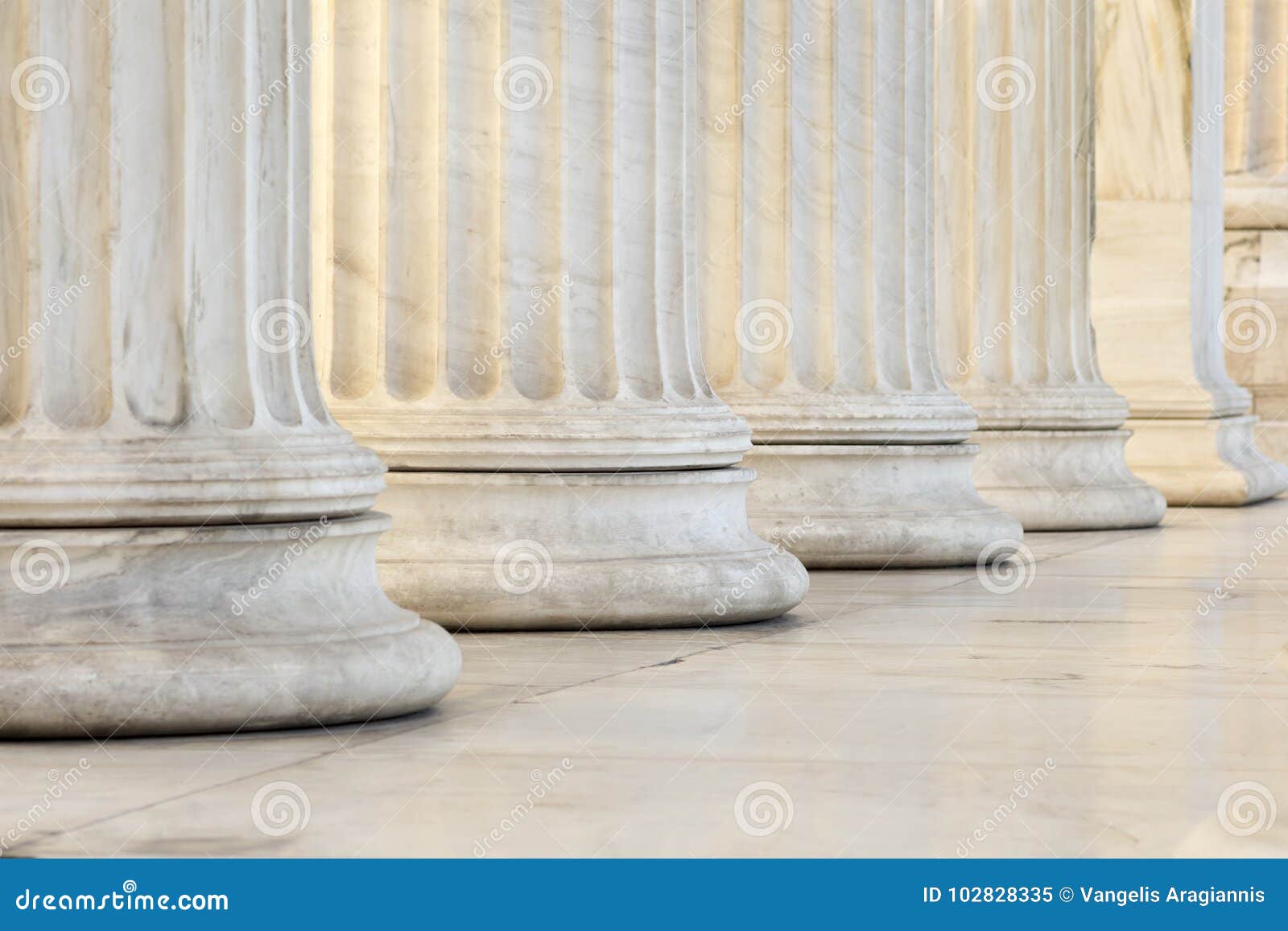 Fileira das colunas imagem de stock. Imagem de sistema - 102828335