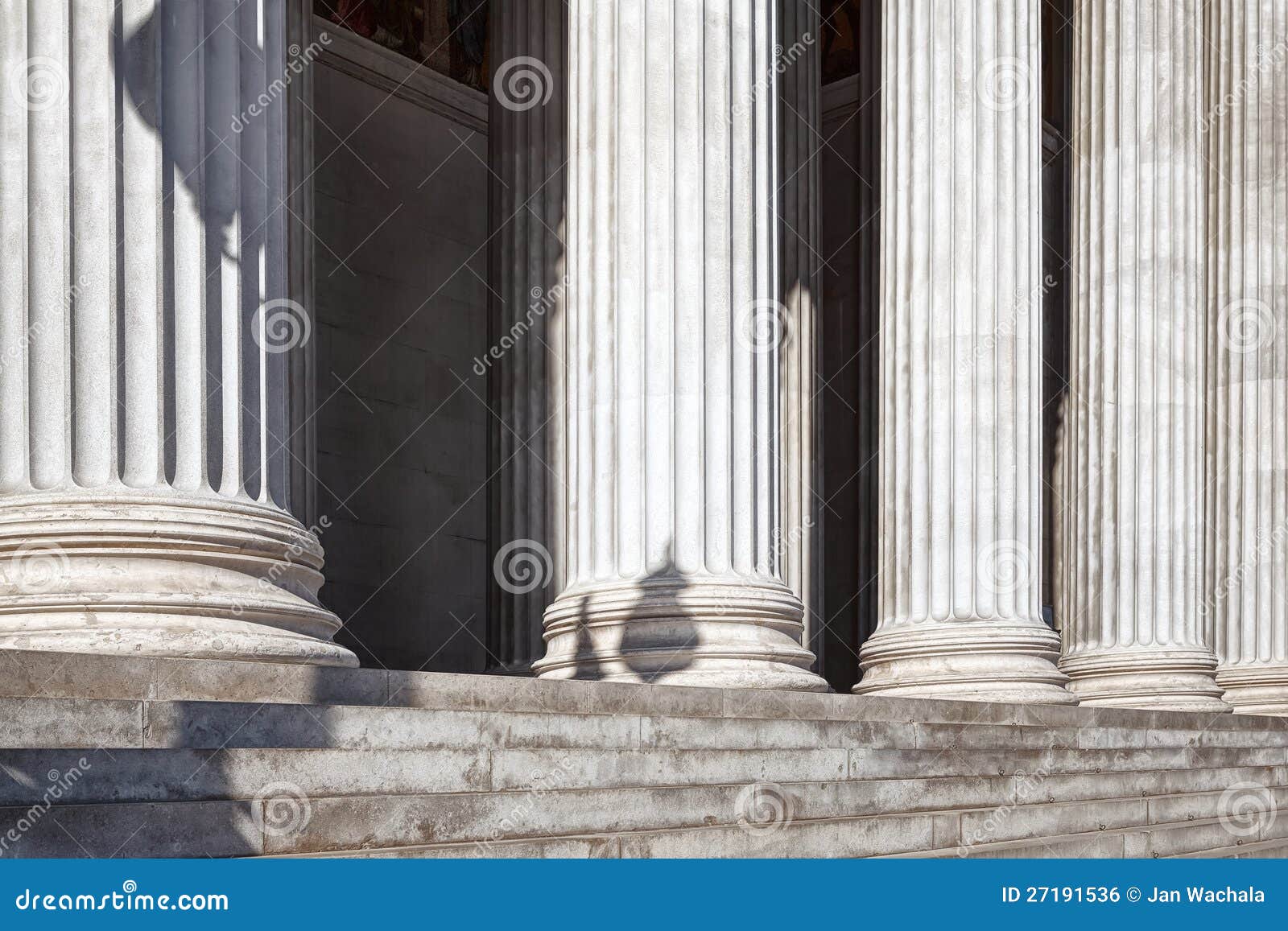 A fileira das colunas foto de stock. Imagem de tribunal - 27191536