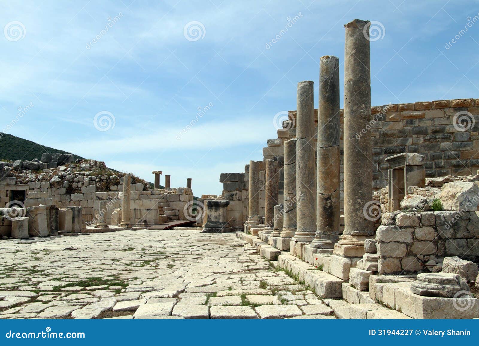 Fileira das colunas imagem de stock. Imagem de velho - 31944227