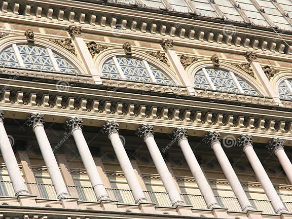 Fileira das colunas foto de stock. Imagem de arquitetura - 78998