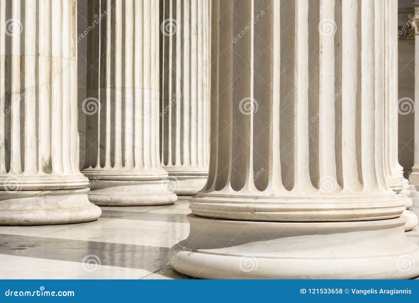Fileira Das Colunas Em Atenas Foto de Stock - Imagem de forte, entrada ...