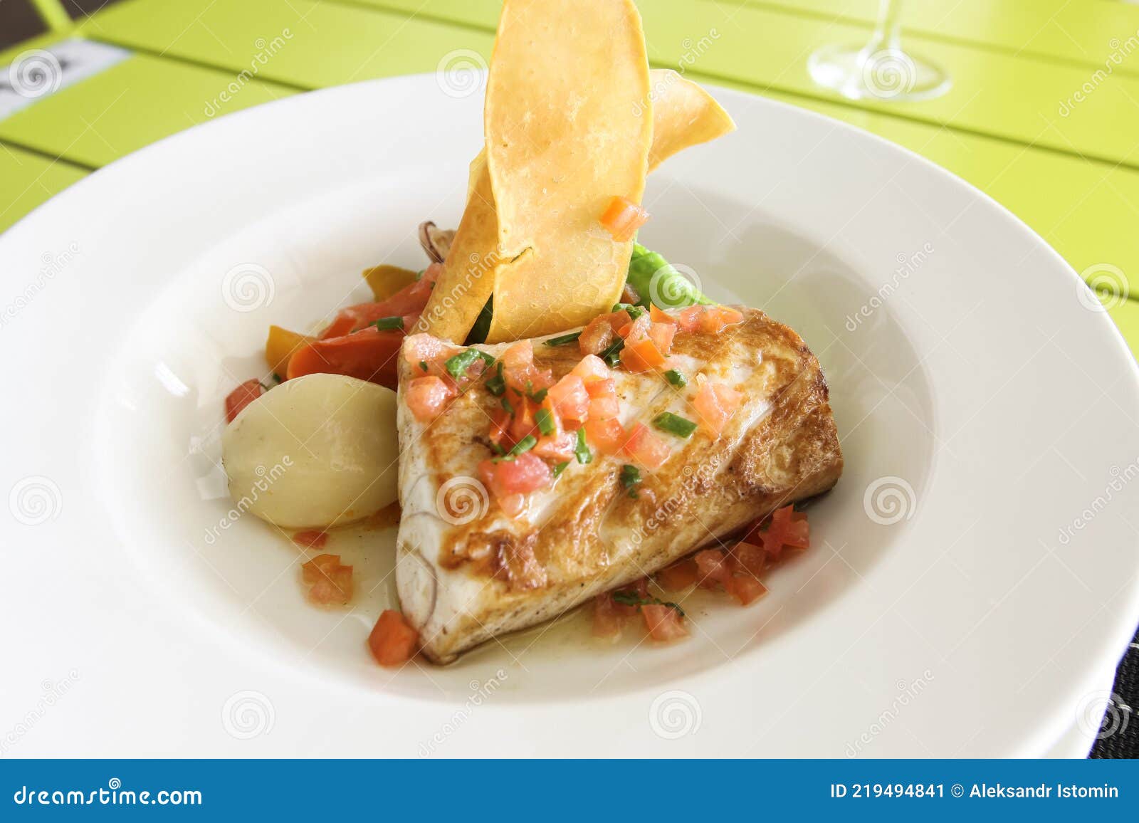 Filet De Poisson Aux Verts. Table Dans Un Restaurant. Image stock ...