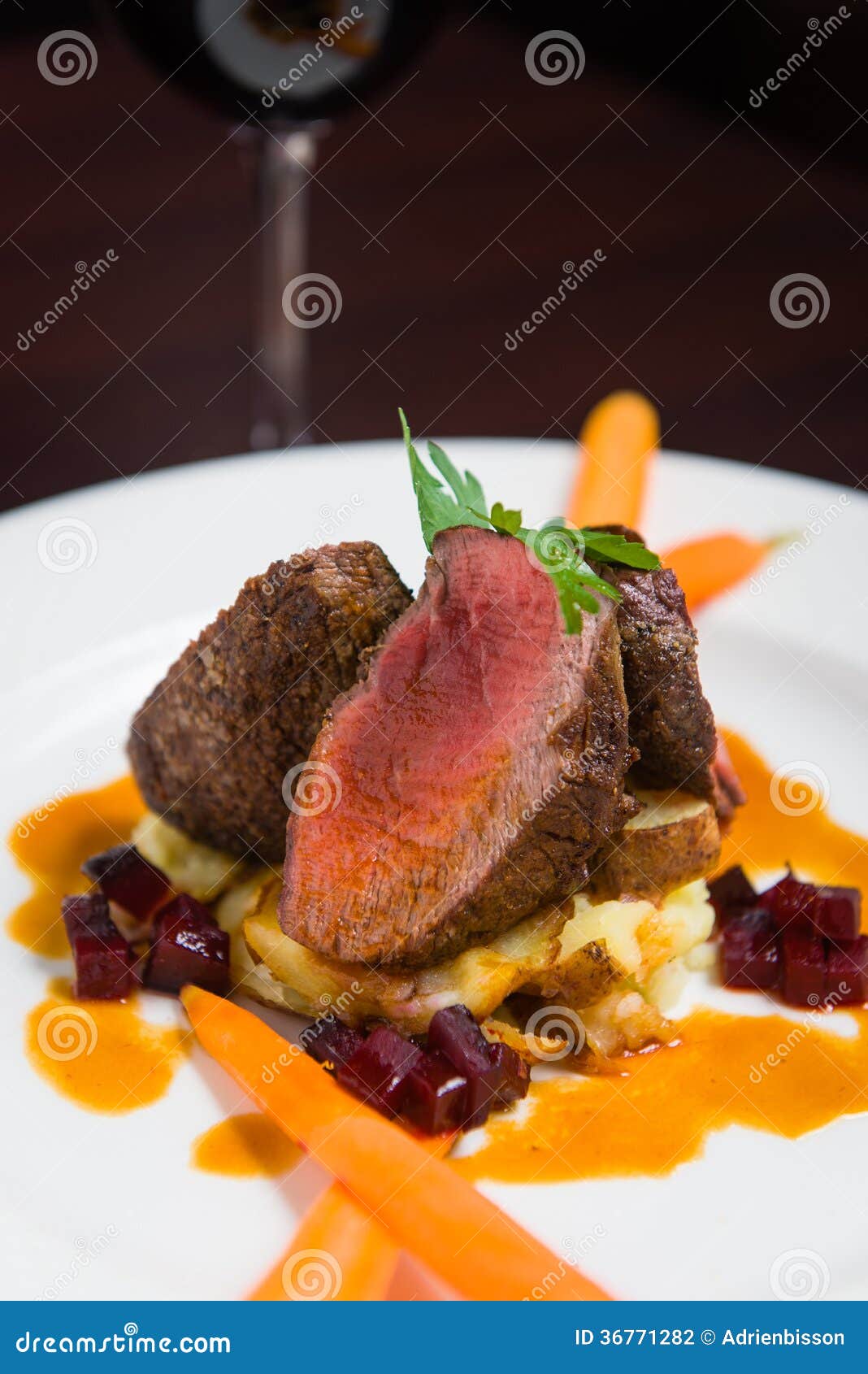 Filet de venaison photo stock. Image du chef, présentation - 36771282