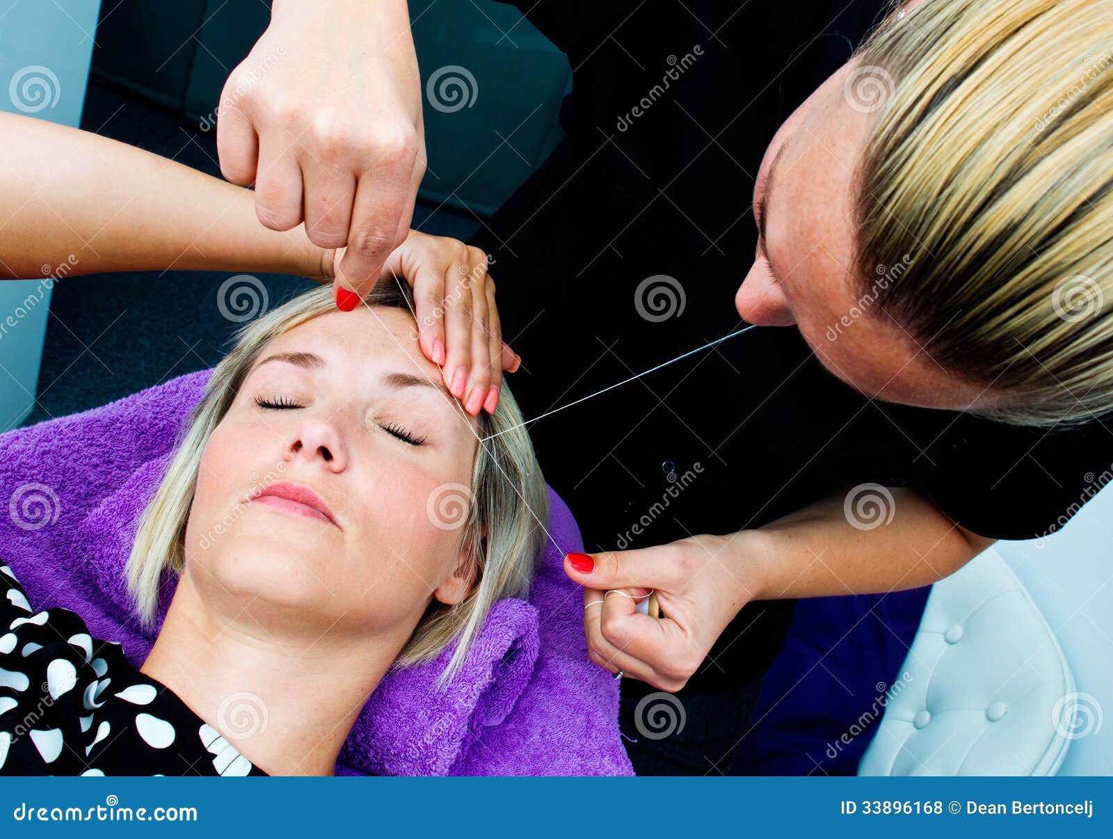 Filetage De La Procédure D'épilation Photo stock - Image of procédure ...